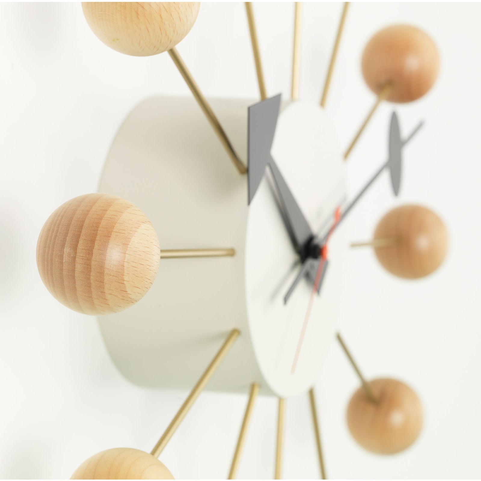 Ball clock, un ceas spectaculos creat de George Nelson pentru Vitra