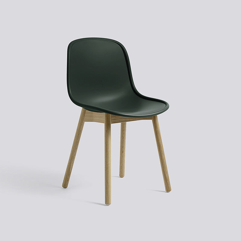 Neu13, un scaun de dining versatil, produs de HAY